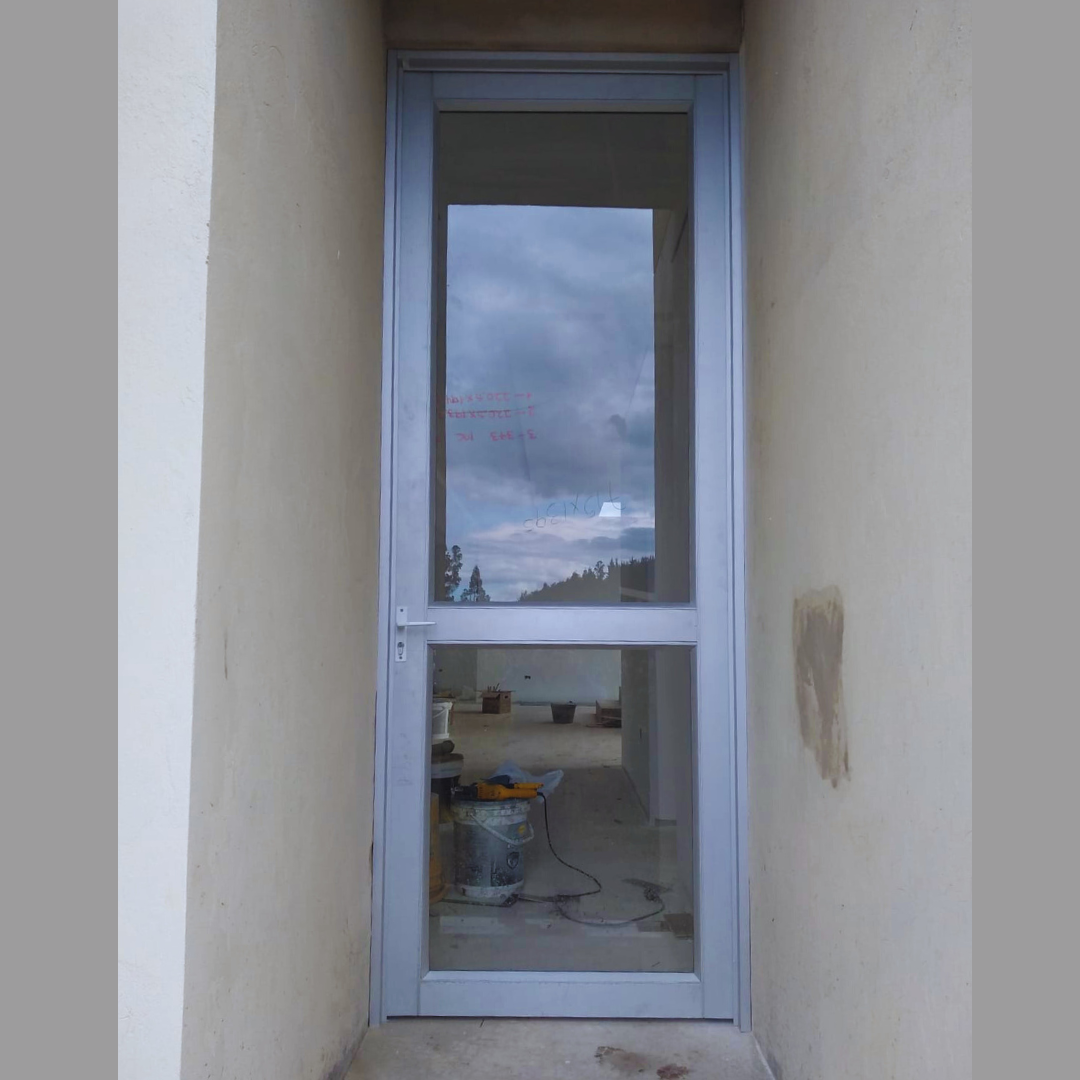 puerta en aluminio metalico – Vitrohome